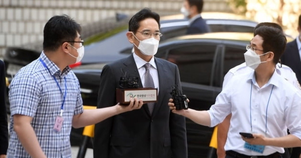 [포토] 가석방 6일만에 법원 출석하는 이재용 부회장