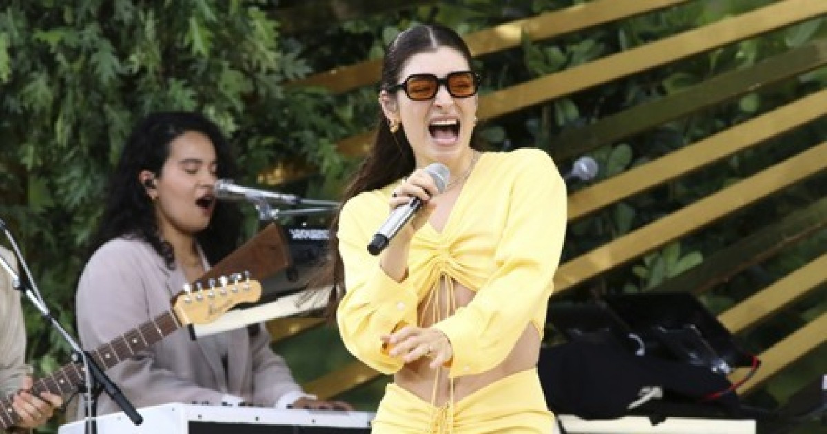 Lorde Performs on ABC's "Good Morning America"