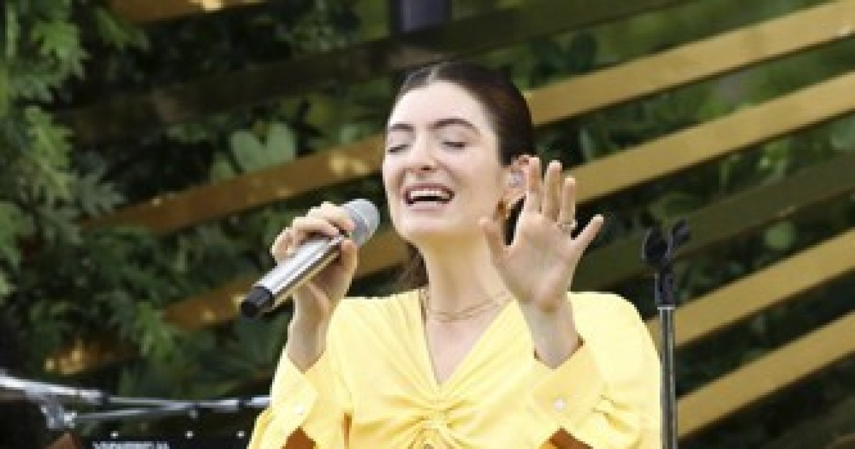 Lorde Performs on ABC's "Good Morning America"
