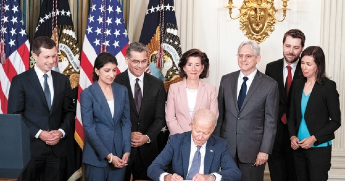 "약탈적 가격으로 경쟁자 없애"..GAFA 규제 칼 빼든 미·EU