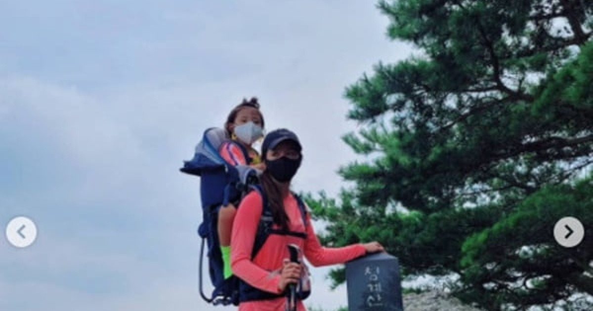 '169cm·48kg' 이시영, 15kg 아들 업고 청계산 등산 [TEN★]