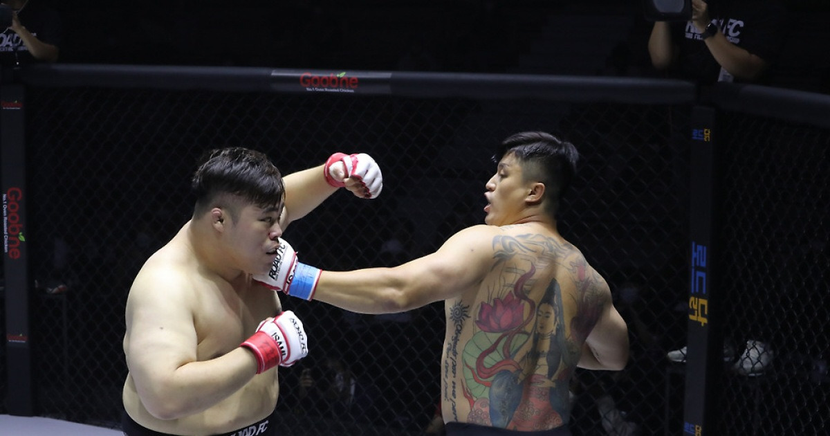 [ROAD FC 059]1대2 판정을 TKO로 뒤집다. '싸커 파이터' 배동현, 류기훈에 1라운드 TKO승