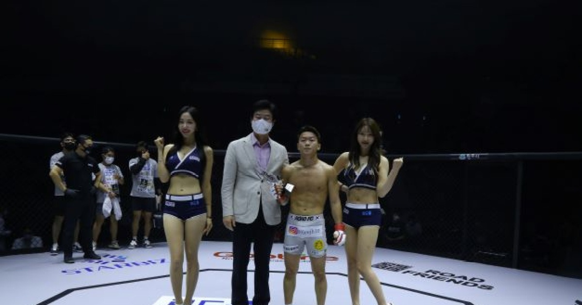 [ROAD FC 059] '고등래퍼' 이정현, 김영한에 1R TKO승.. 'MMA 5연승'