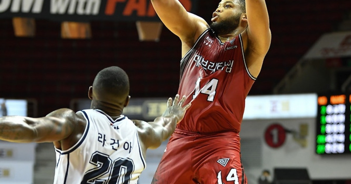 '스펠맨-전성현 47득점+3점슛 9개 합작' KGC, KCC에 개막전 완승