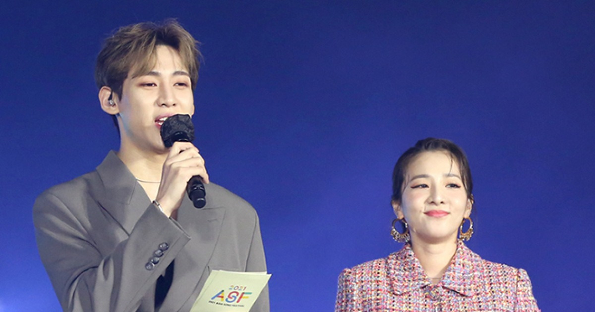 [TD포토] 뱀뱀-산다라박 '아송페 2MC'