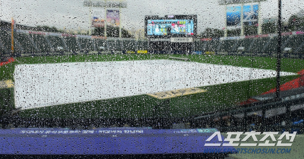 [포토] 가을비에 멈춘 LG-KT 1,2위전