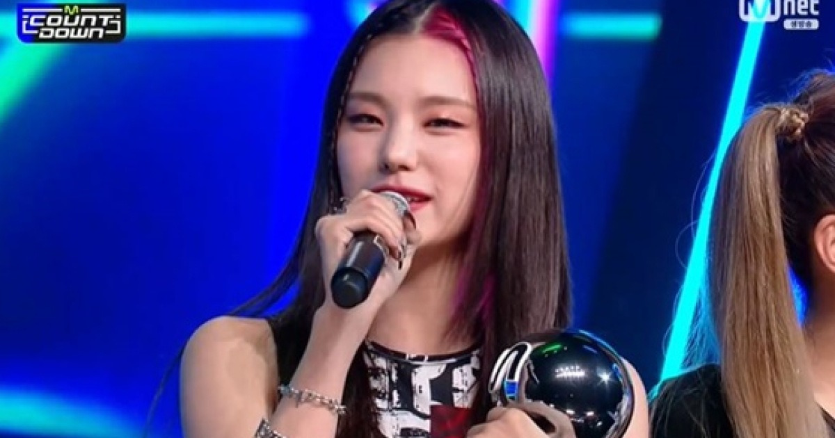 '엠카' ITZY, 에이티즈 꺾고 1위 "믿지 고마워"[★밤TView]