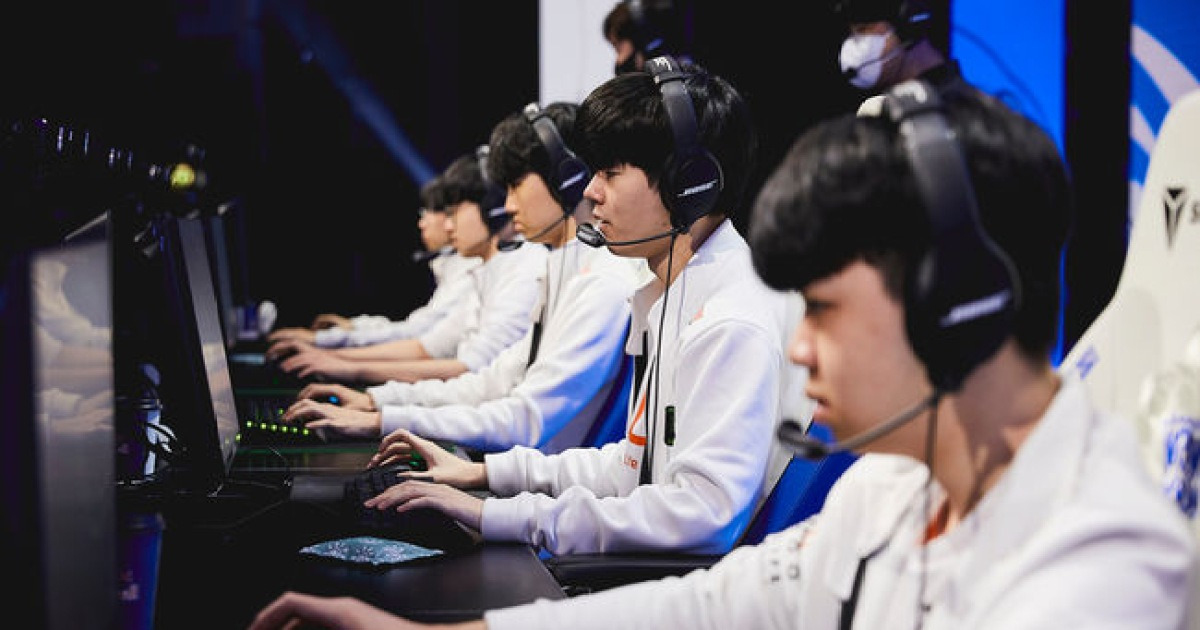 '2R 기적의 전승' 한화생명, RNG 꺾고 8강 진출..1위 순위결정전 성사 [롤드컵]