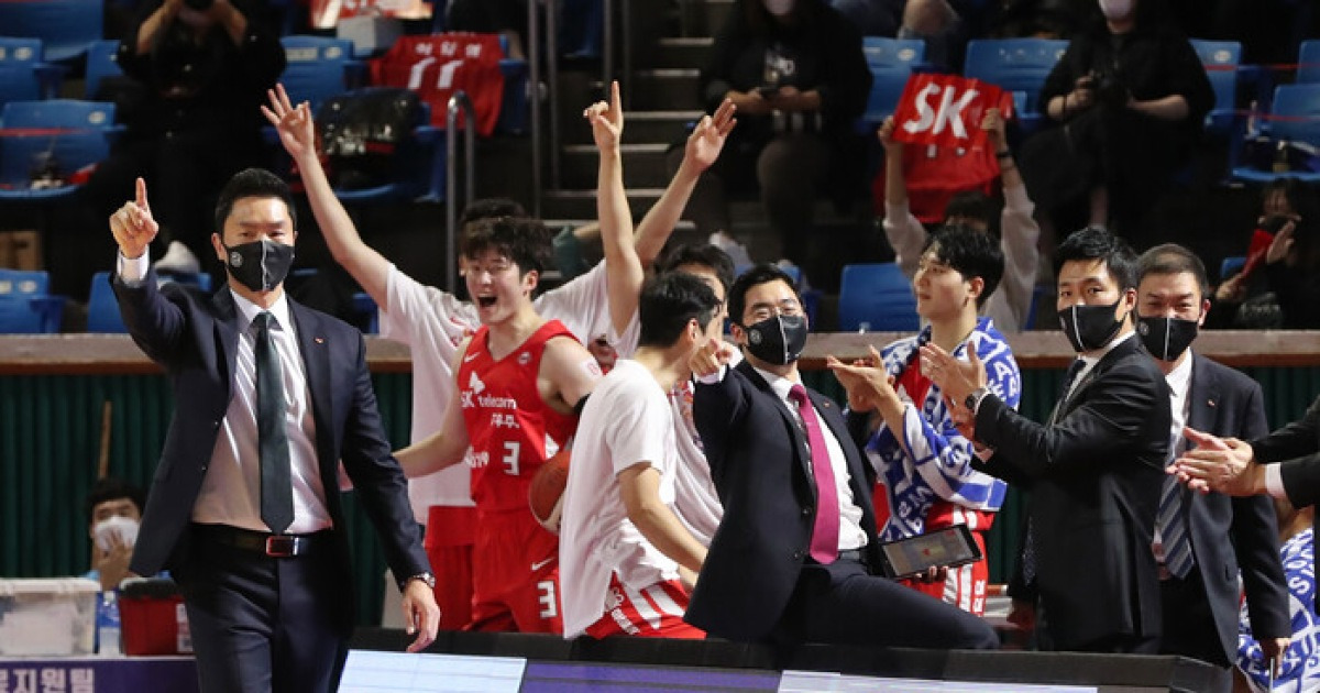 [BK 리뷰] '2Q+3Q 55-34' SK, DB 압도 .. 단독 선두 등극