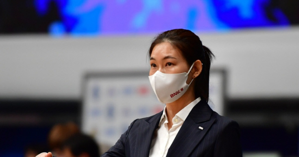 '작전지시하는' BNK 박정은 감독[포토]