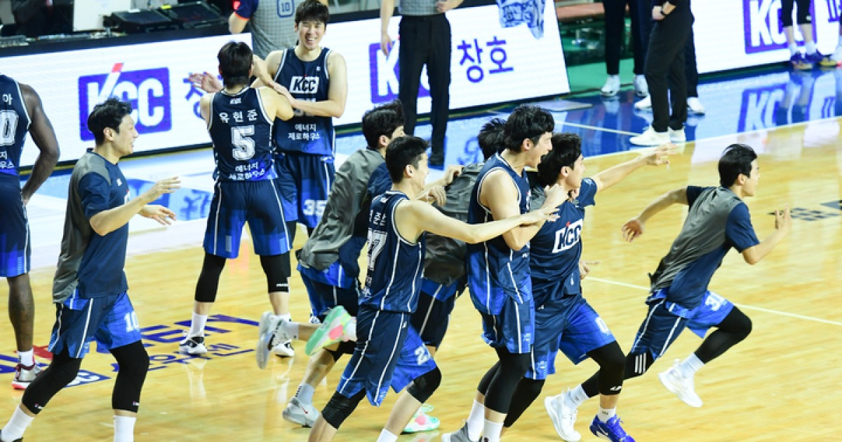 KCC, LG에 1점차 진땀승..LG 이재도 버저비터 '무효'
