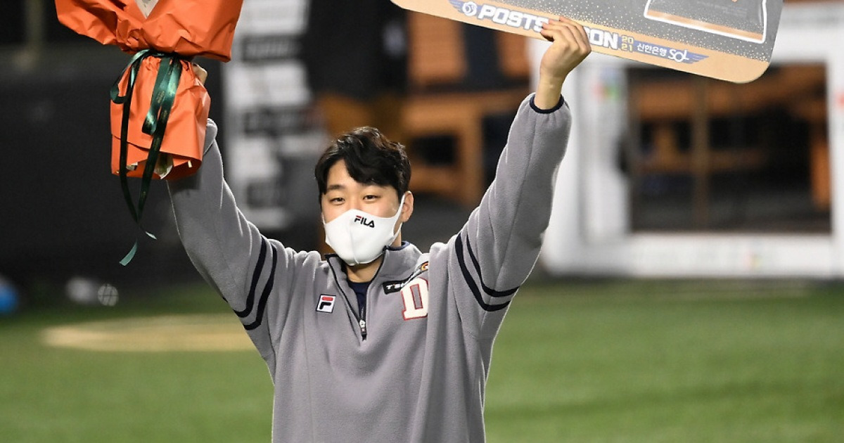 [WC2 히어로]1년 만에 LG-두산 유니폼 입고 준PO행, 양석환 "점쟁이도 몰랐을텐데.."