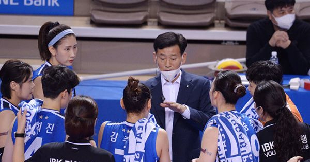 [ST포토] 작전타임 갖는 IBK 기업은행 서남원 감독