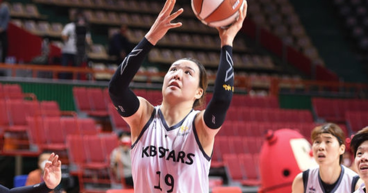 '박지수 18P-16R' KB, 1R 5전전승 '단독 선두'.. BNK 4연패