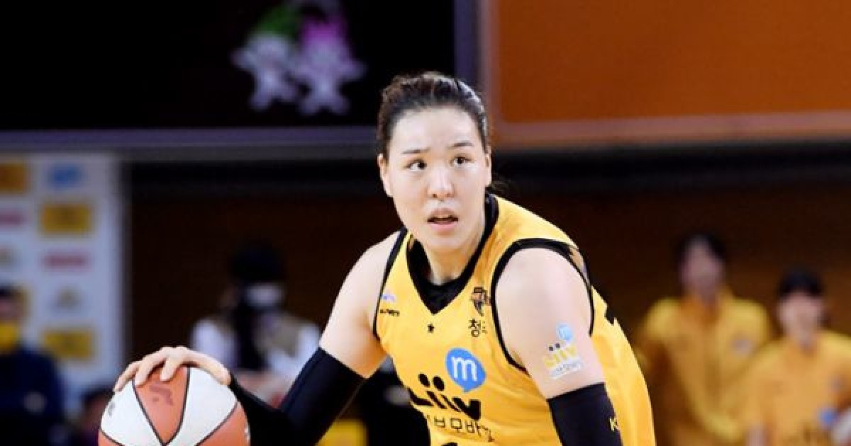 '박지수·김민정 골밑 장악' KB스타즈, BNK 꺾고 1R 전승