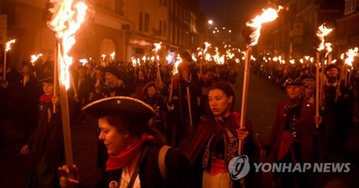 BRITAIN BONFIRE CELEBRATION