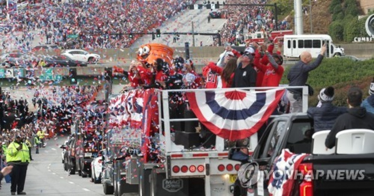 Braves Parade Baseball