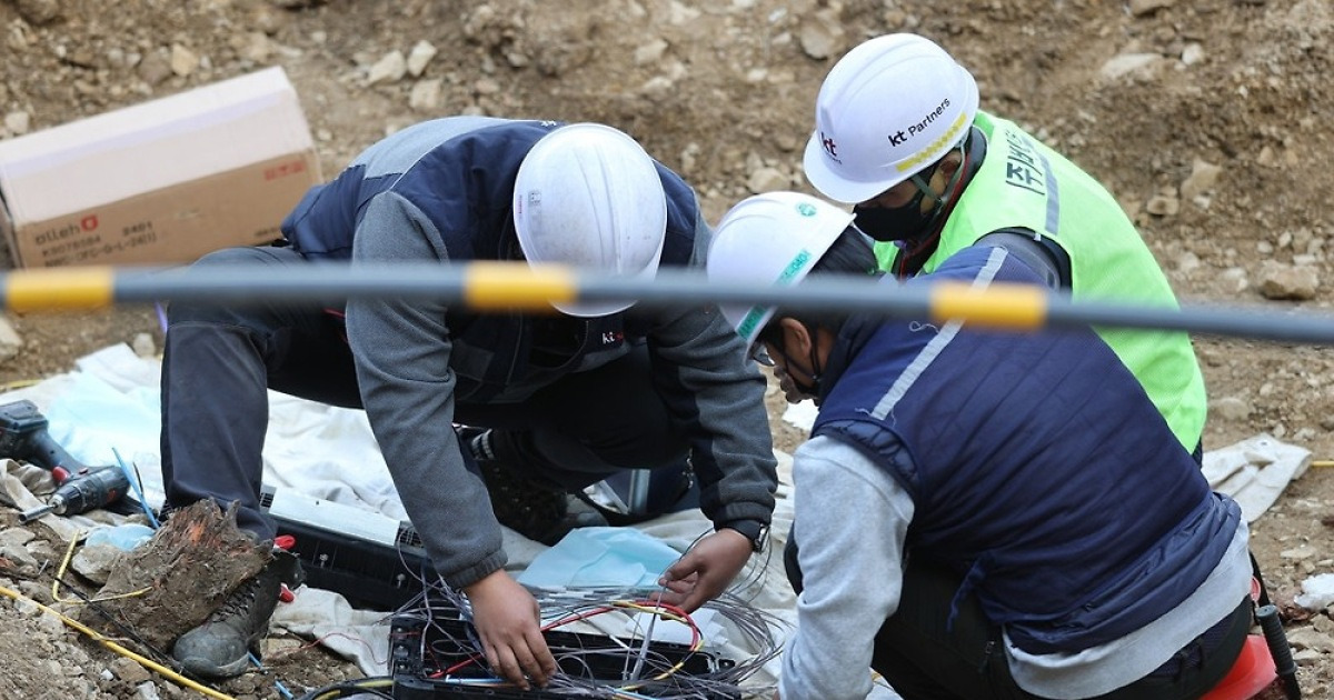 서울시 수목작업 도중 KT 광케이블 절단..복구하는 관계자들