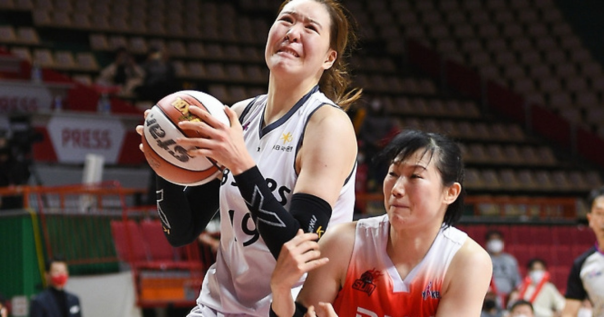 '박지수 32득점' KB, BNK에 진땀승..개막 8연승 질주