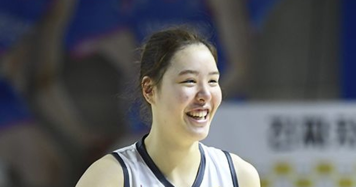 '박지수 32점' KB스타즈, BNK 제압하고 8연승