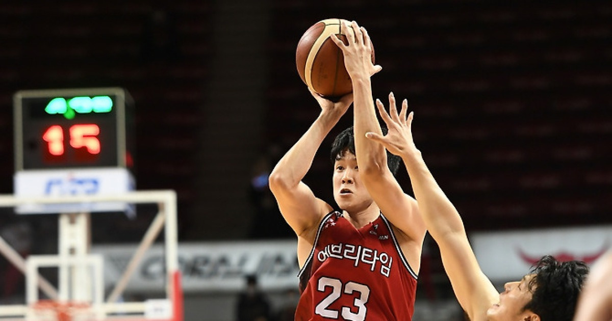 '3점슛 15개 폭발' KGC, KCC 제압하고 5연승..2위 KT 1경기 차 추격