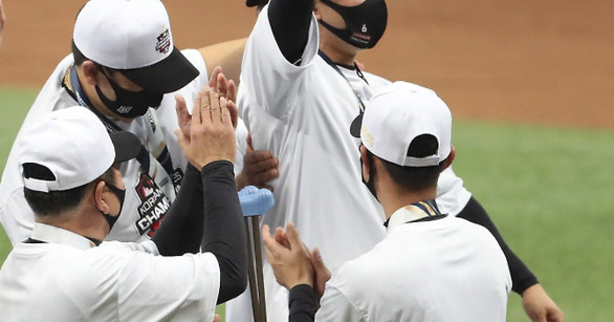 '투혼의 KS MVP' 박경수 "내가 아닌 팀KT가 진짜 MVP"(일문일답)