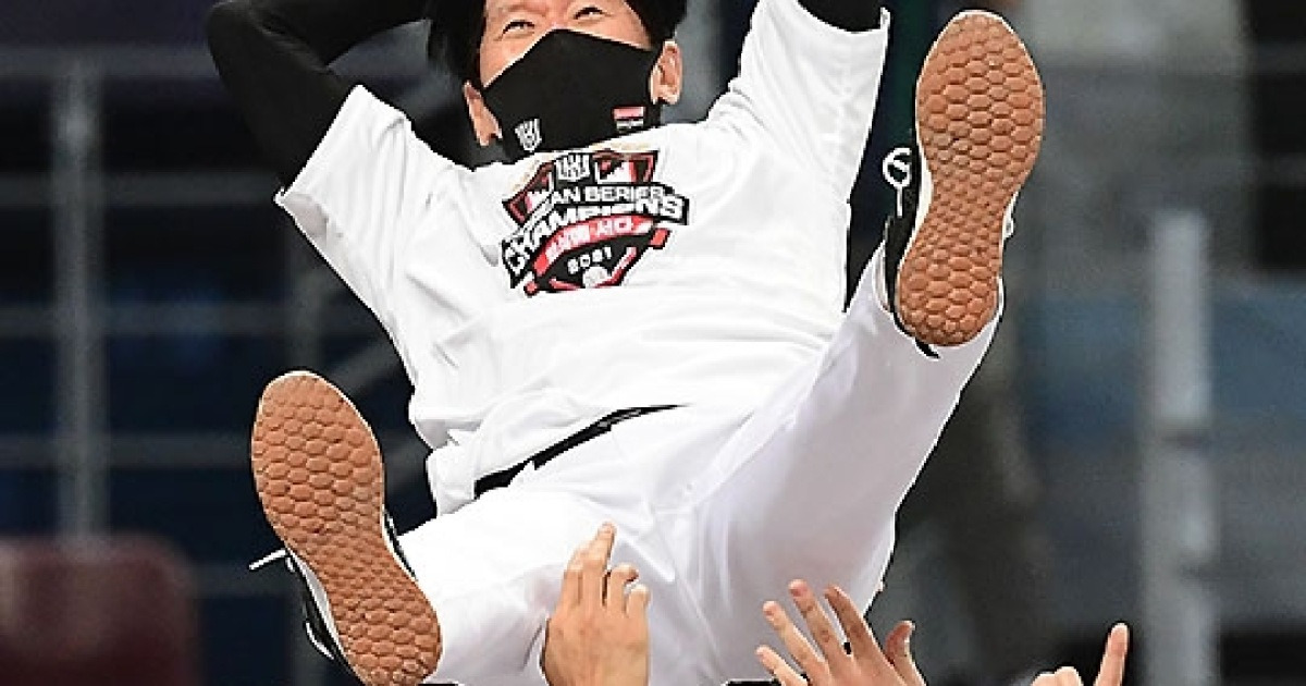 최초 'KS MVP→우승 감독' 이강철 감독 "나도 최초 되고 싶었어" [KS4]