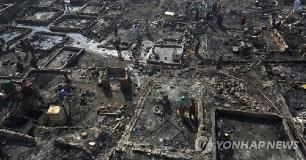 APTOPIX Pakistan Fire