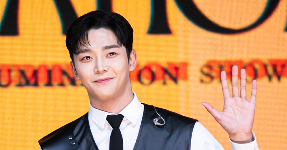 [포토] SF9 로운, 여전한 '190cm 넘는 설렘핏'