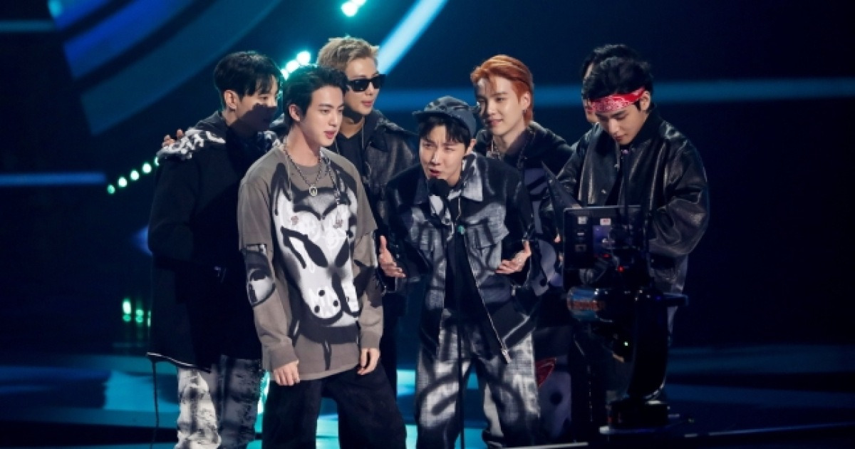 亞 가수 첫 '올해의 아티스트'..BTS, AMA 3관왕 트로피 품었다