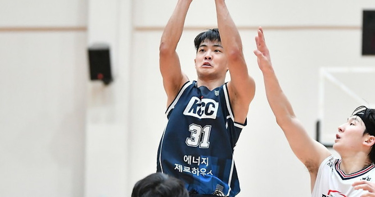 [JB포토] KCC 이진욱 '3점슛 한방'