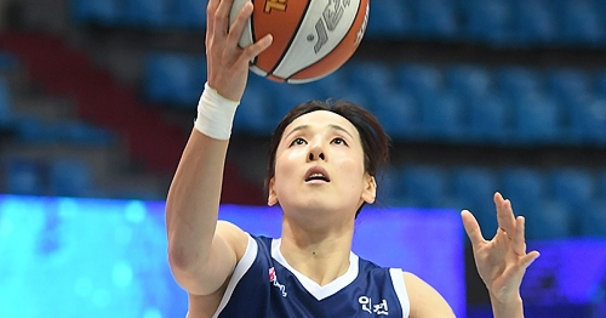 김단비, 2021-22 WKBL 2R MVP..MIP는 강유림