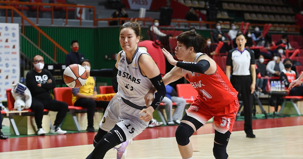 '박지수 24P 17R' KB, BNK에 3점 차 신승