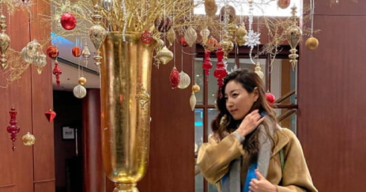 '173cm·49kg' 김사랑, 크리스마스 트리까지 기죽이는 비주얼 [TEN★]