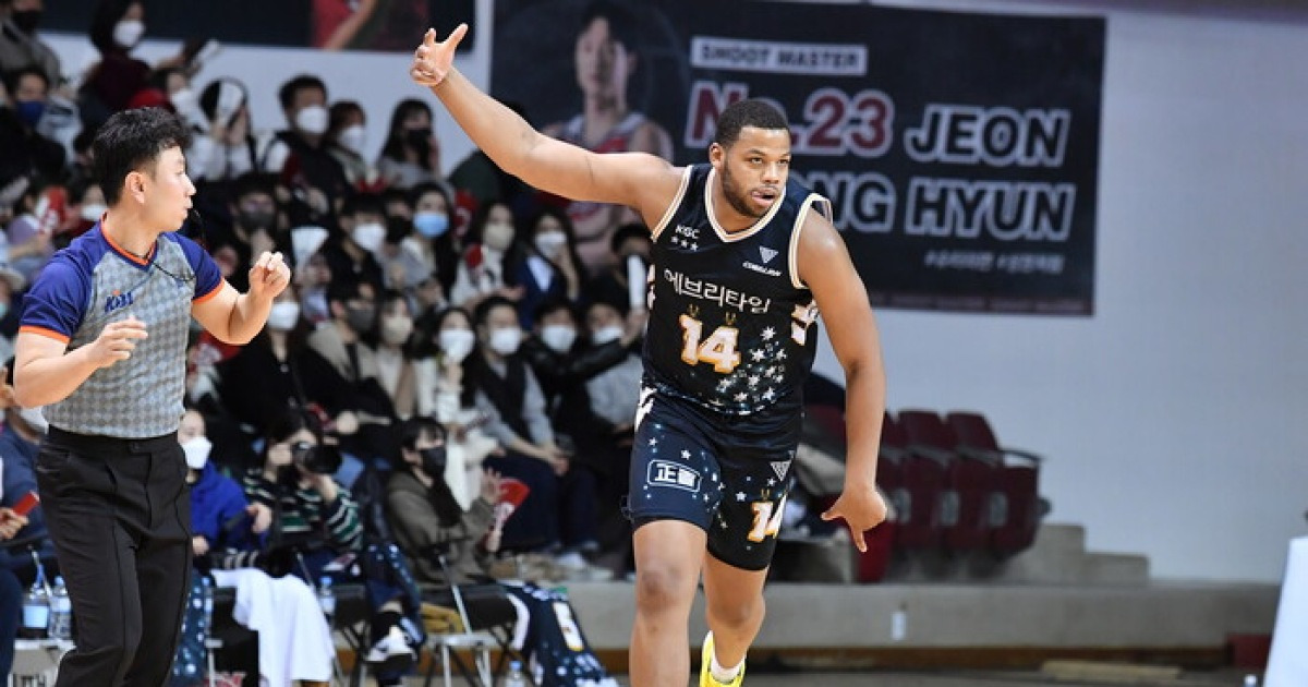 [BK 리뷰] '스펠맨 전천후 활약' KGC인삼공사, KT 잡고 3연승..KT 10연승 실패