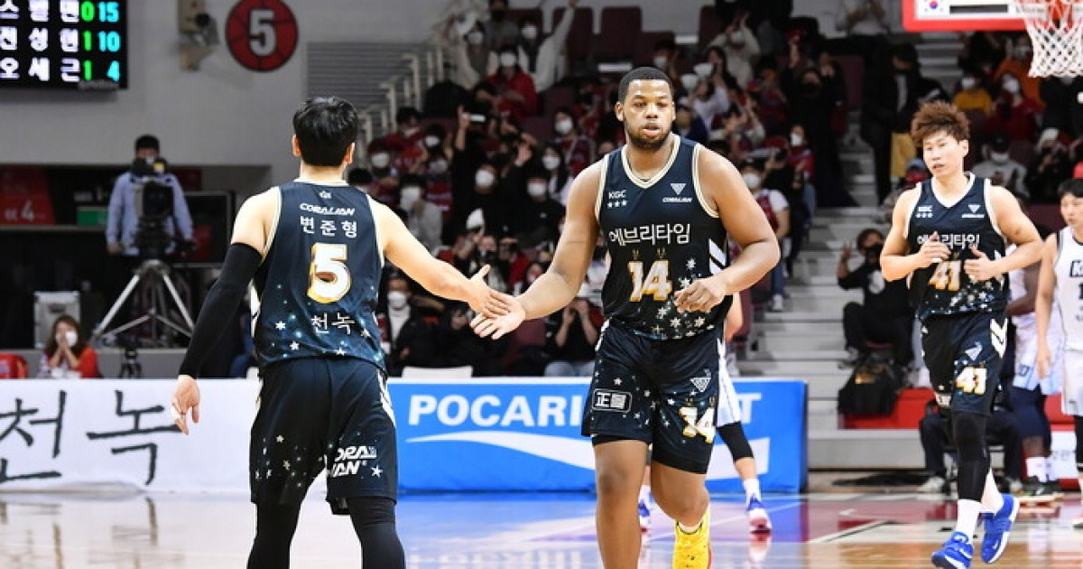 [BK 리뷰] '변준형 31점 활약' KGC인삼공사, KCC 꺾고 크리스마스 승리 장식