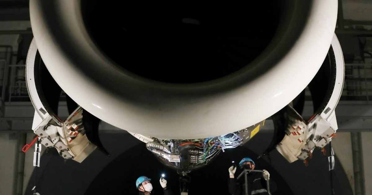 [사진]PW4170 엔진 점검하는 대한항공 정비사들