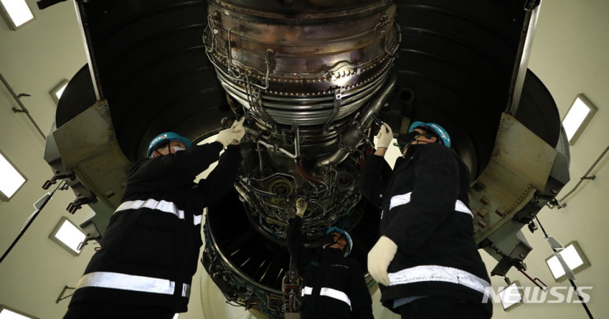 '세계 두 번째 크기의 대한항공 엔진테스트셀에서 흘리는 구슬땀'