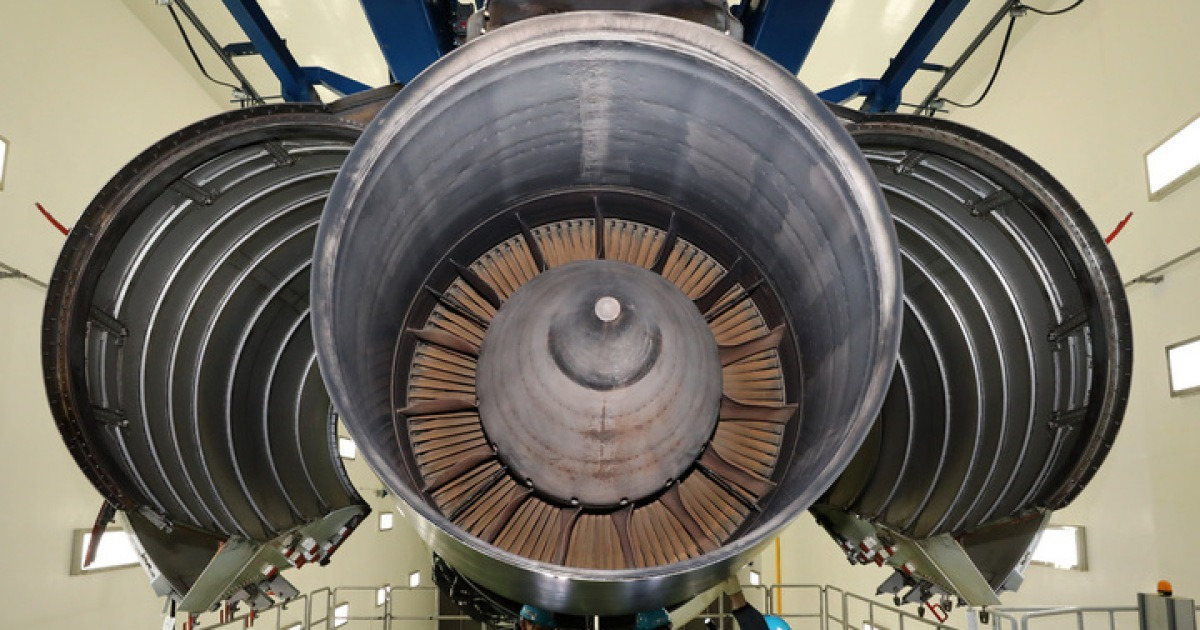 '세계 두 번째 크기의 대한항공 엔진테스트셀에서 흘리는 구슬땀'