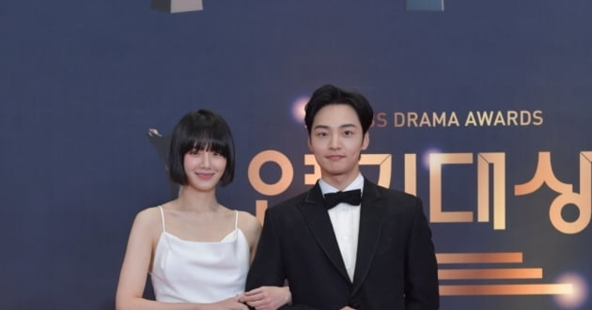 [TEN 포토] 김민재-박규영 '다정하게 팔장끼고' (KBS 연기대상)