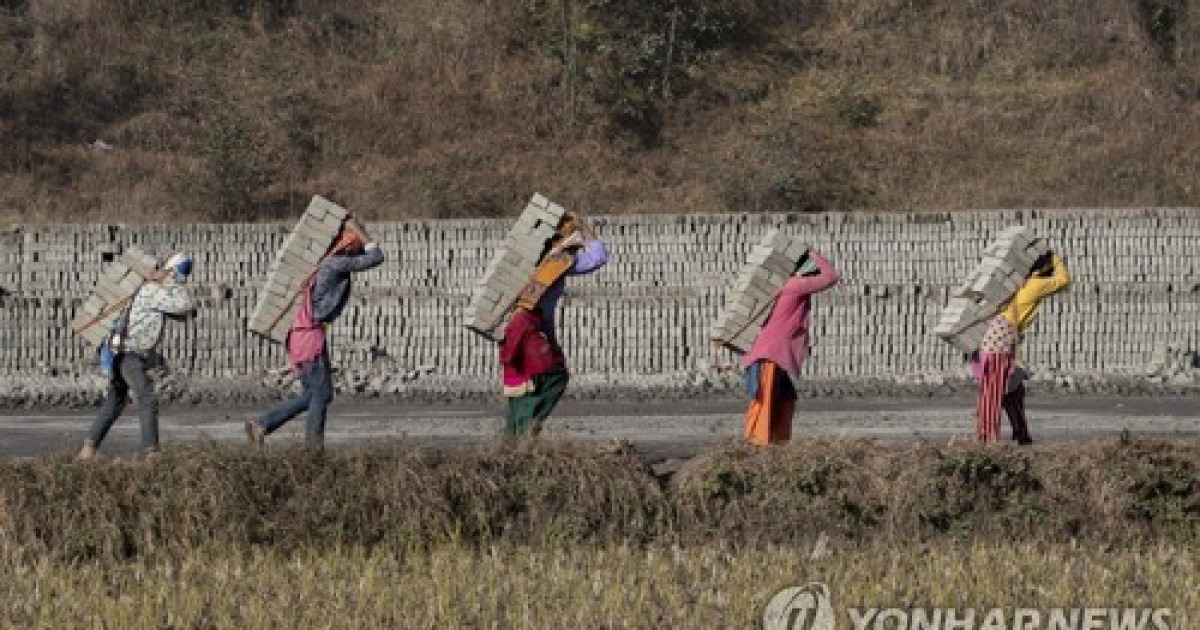 epaselect NEPAL PHOTO SET MIGRANT WORKERS BRICK FACTORY