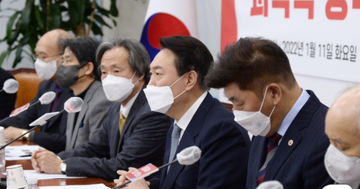코로나19 토론회 발언하는 윤석열 후보