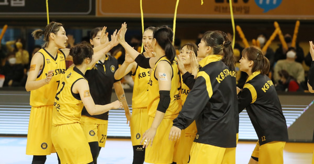 '4쿼터 뒤집기' KB, BNK 꺾고 13연승..우승까지 단 1승