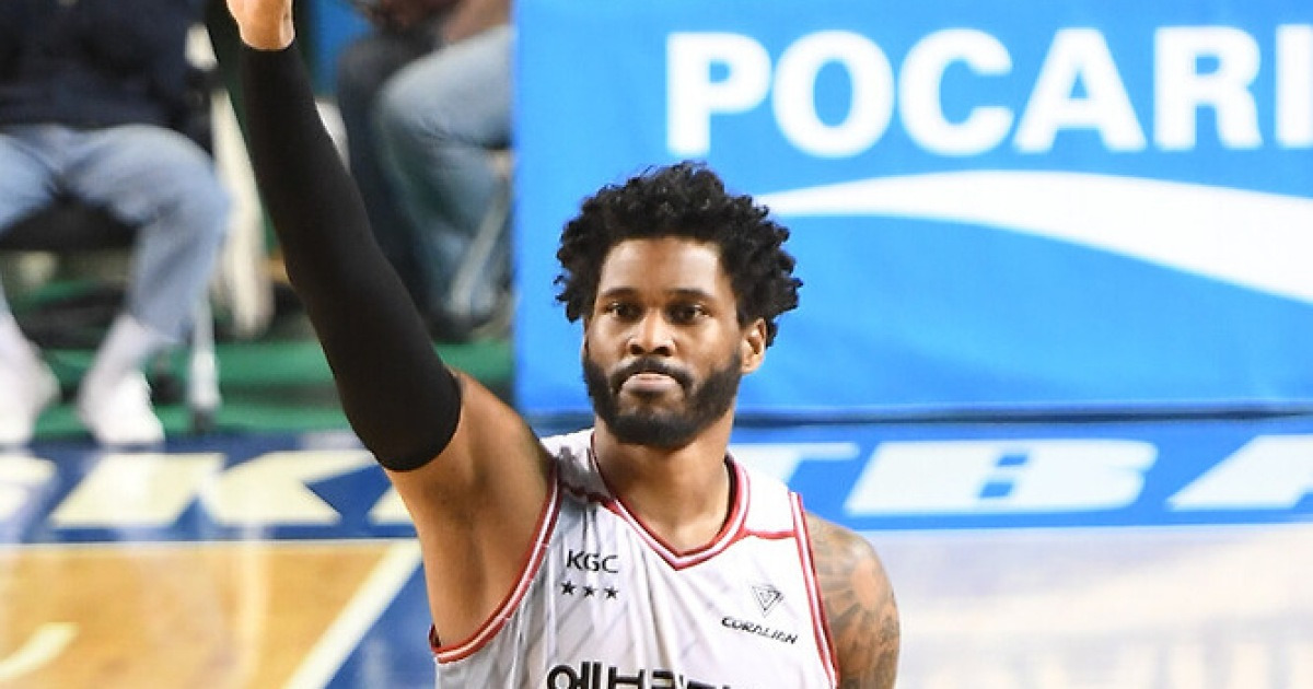 [BK 리뷰] '전성현의 결정적인 3점슛' KGC, KCC 잡고 연패 탈출