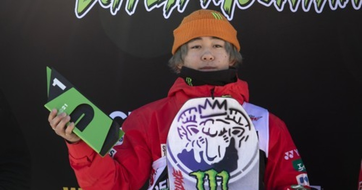 Japan Grab Snowboarding