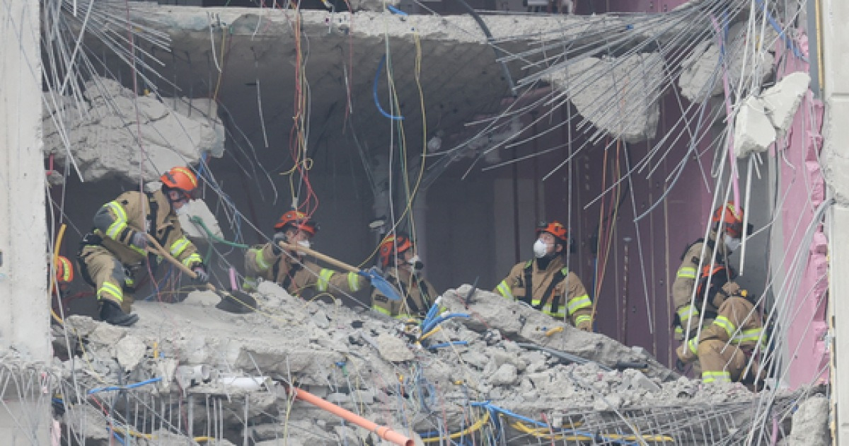 Scaffolding removal, structural overload caused building to collapse