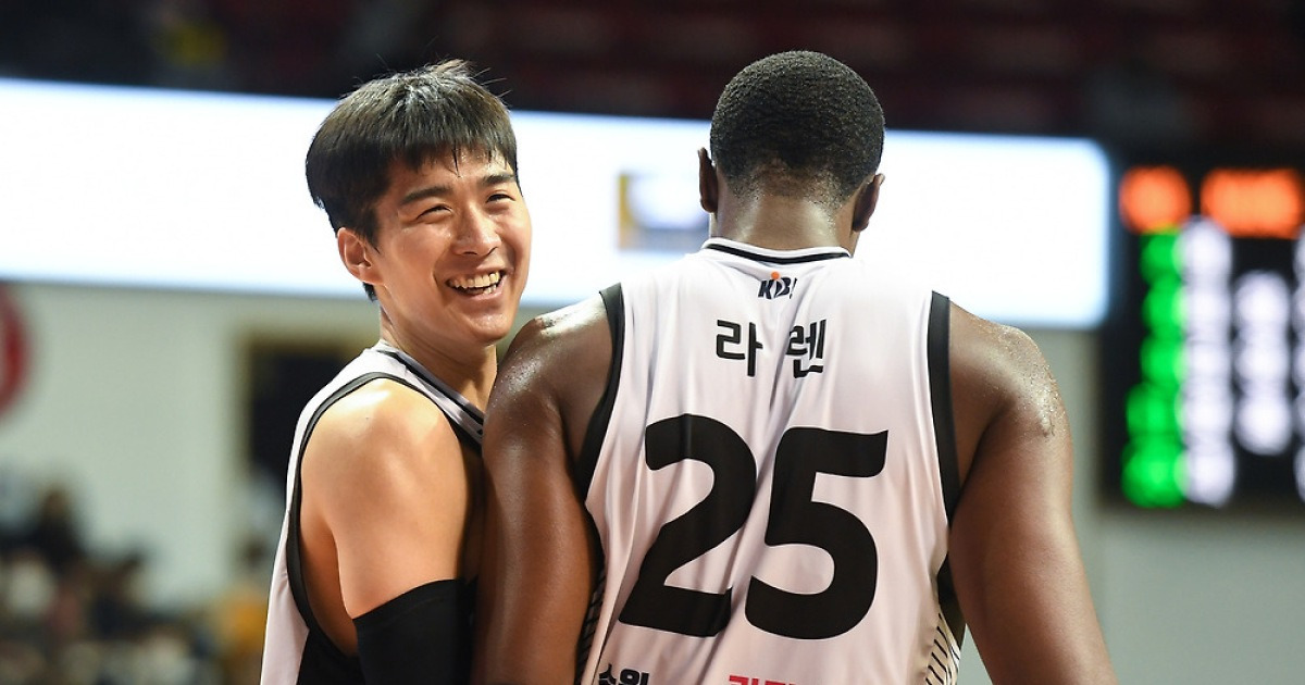 '라렌 23득점 16리바운드' KT, KGC 꺾고 4연패 탈출