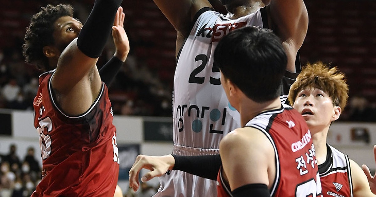 '라렌 골밑 장악' KT, KGC 꺾고 4연패 탈출