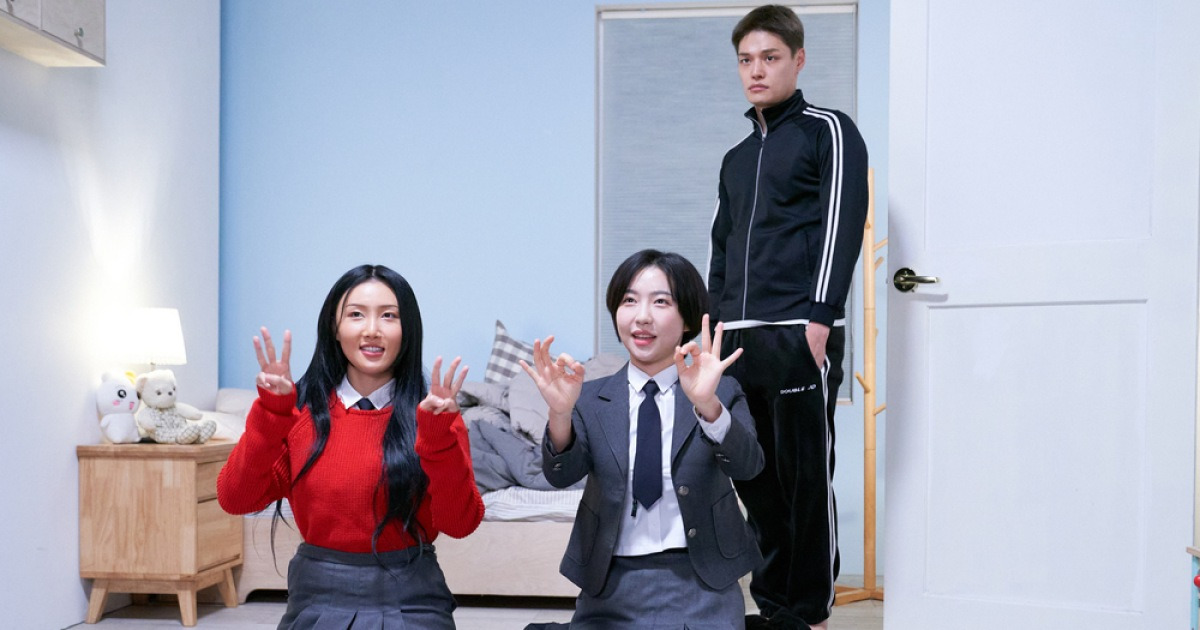 'SNL2' 화사, 유튜버 변신..귀요미 챌린지 하다 친오빠에 봉변