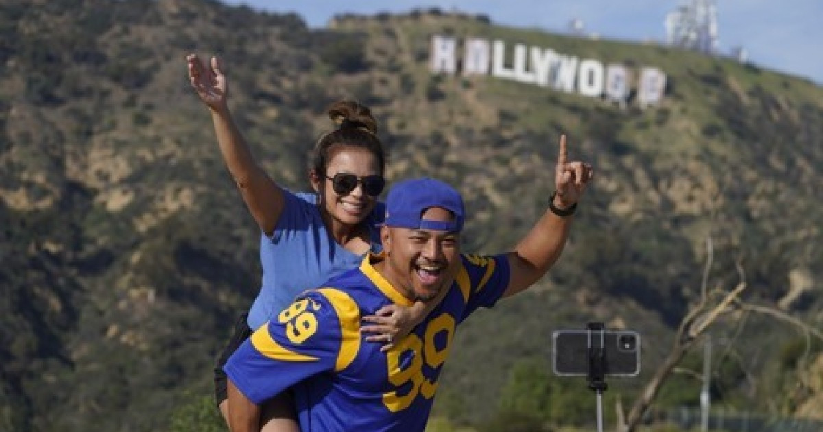 Super Bowl Hollywood Sign Rams House